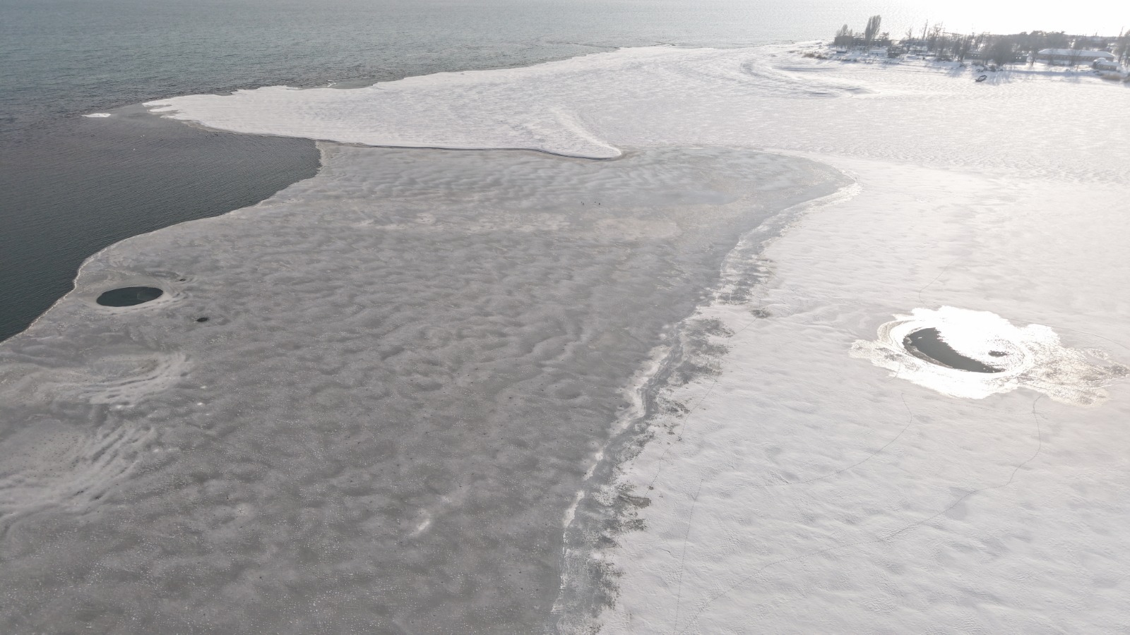 Erciş’te olağanüstü soğuklar: Van Gölü kıyılarında buz tabakaları ...